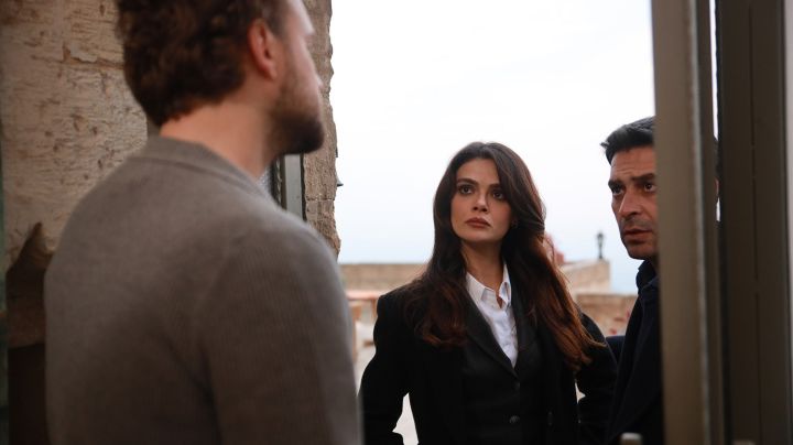 Far Away (Uzak Sehir) Season 1 English subtitles – Watch iT!